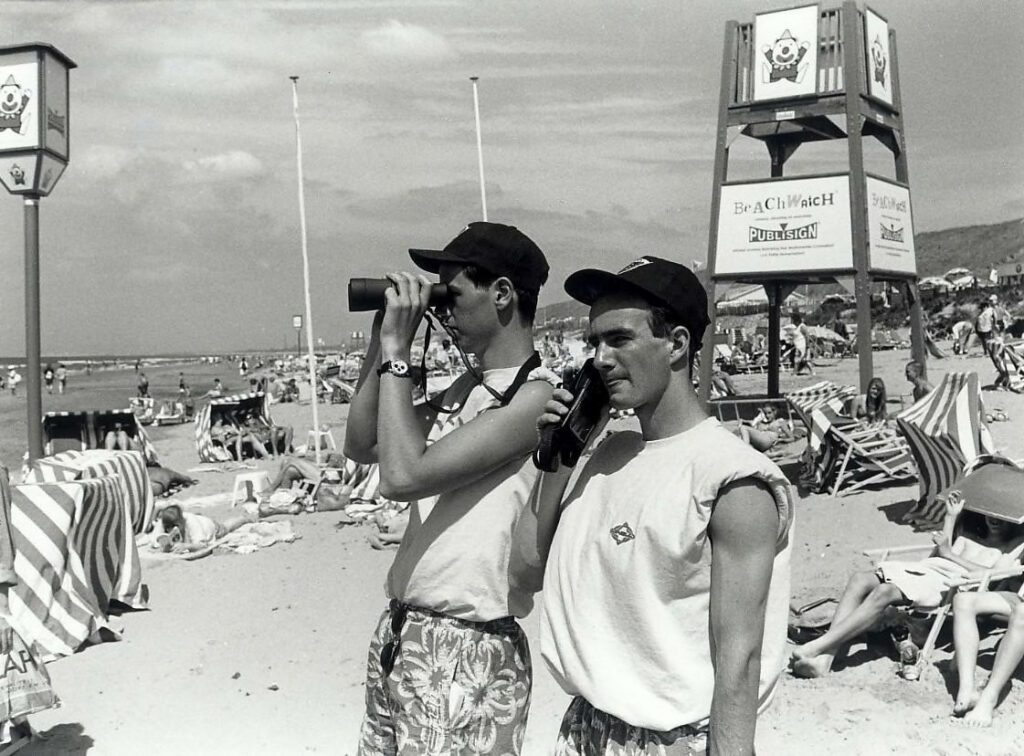 Van een verraderlijke zee, volle stranden en weglopende kleuters - ONH