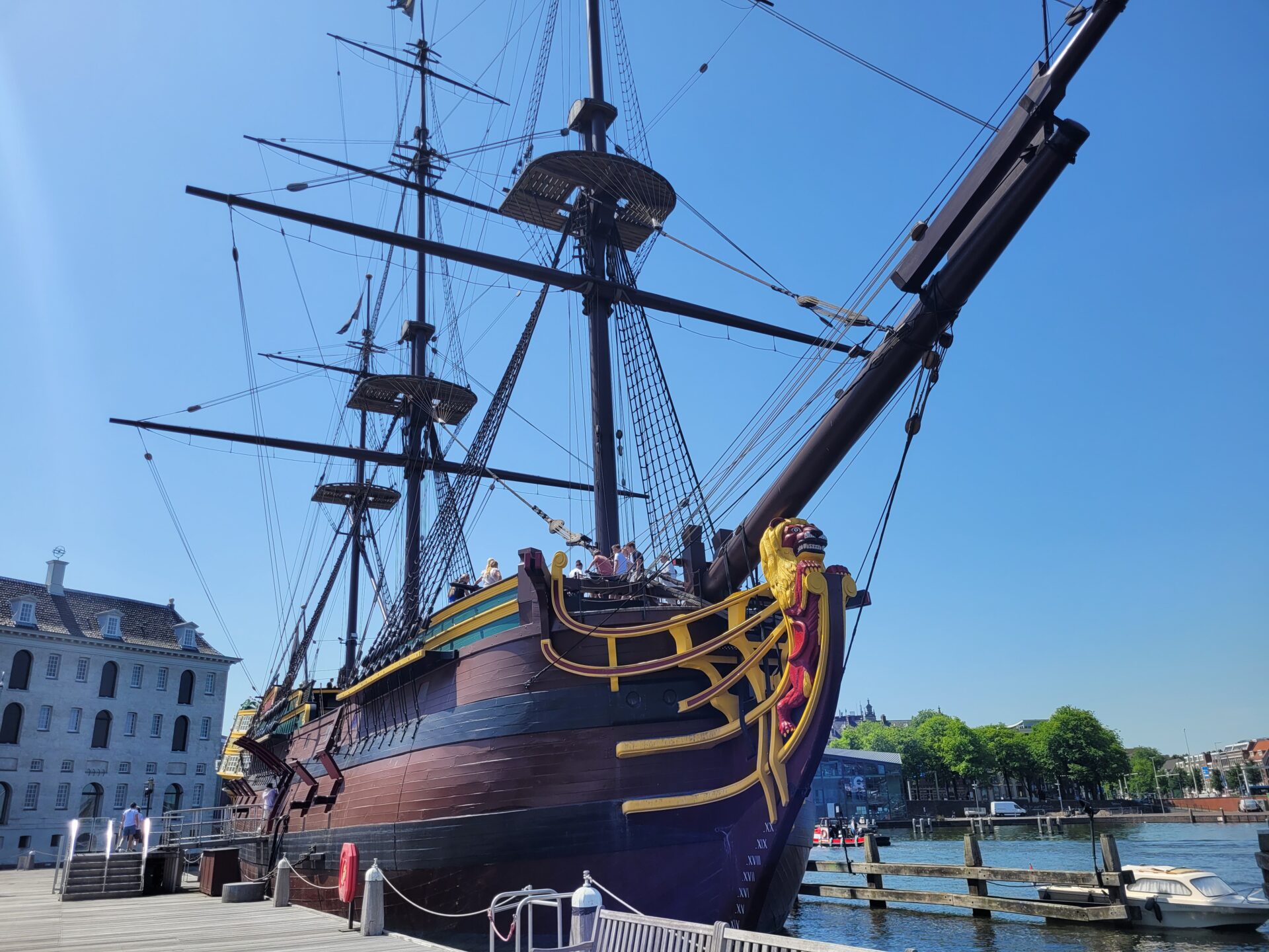 VOC-schip de Amsterdam vaart met zijn tijd mee - ONH