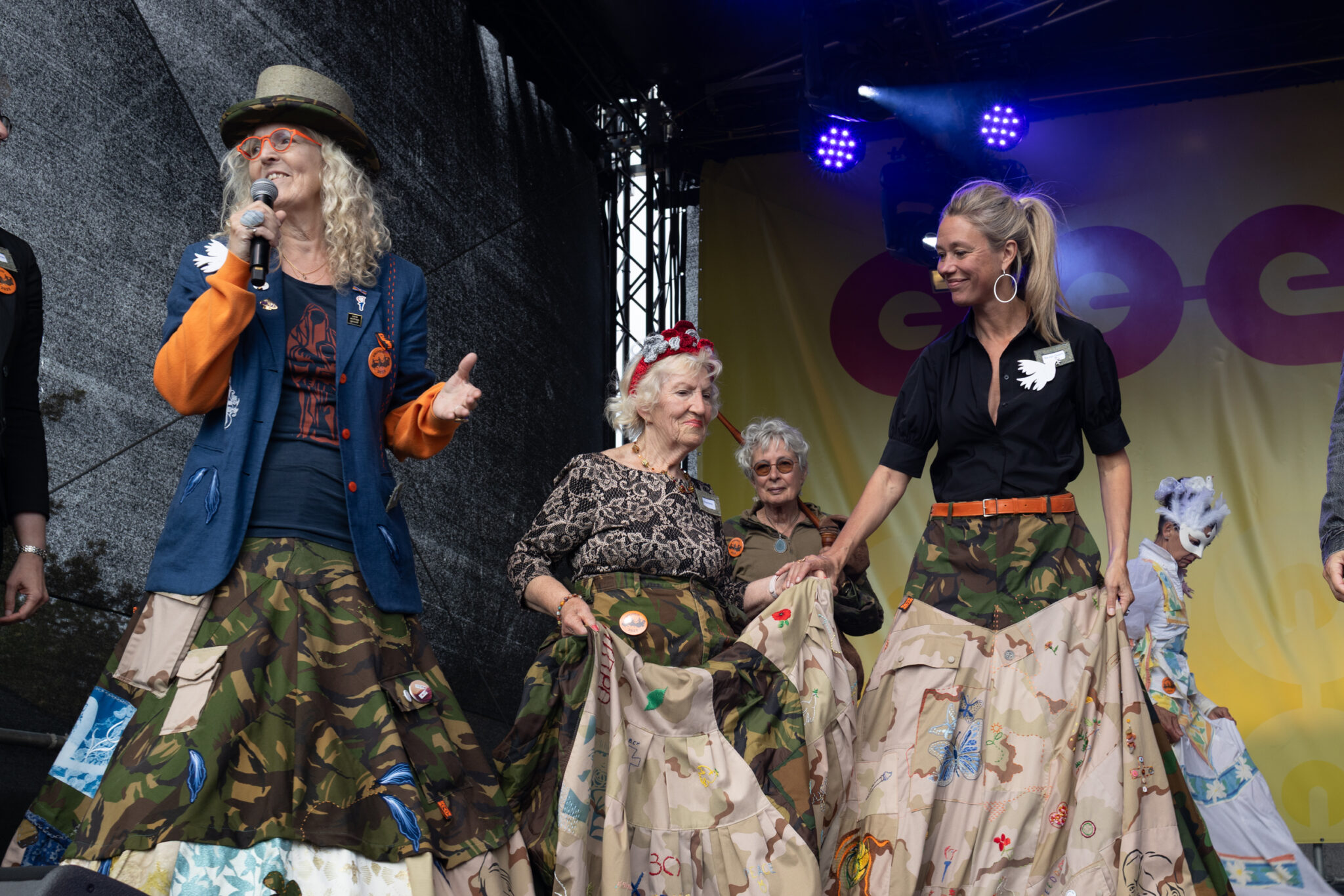 Borduren aan vrijheidsrokken in de Gooische Brink - ONH